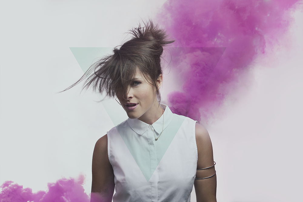 Danae – DREAM TOUR – Digital Tour Bus