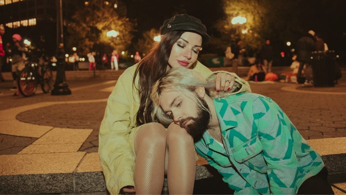 Flora Cash - CRAZY TOUR STORIES