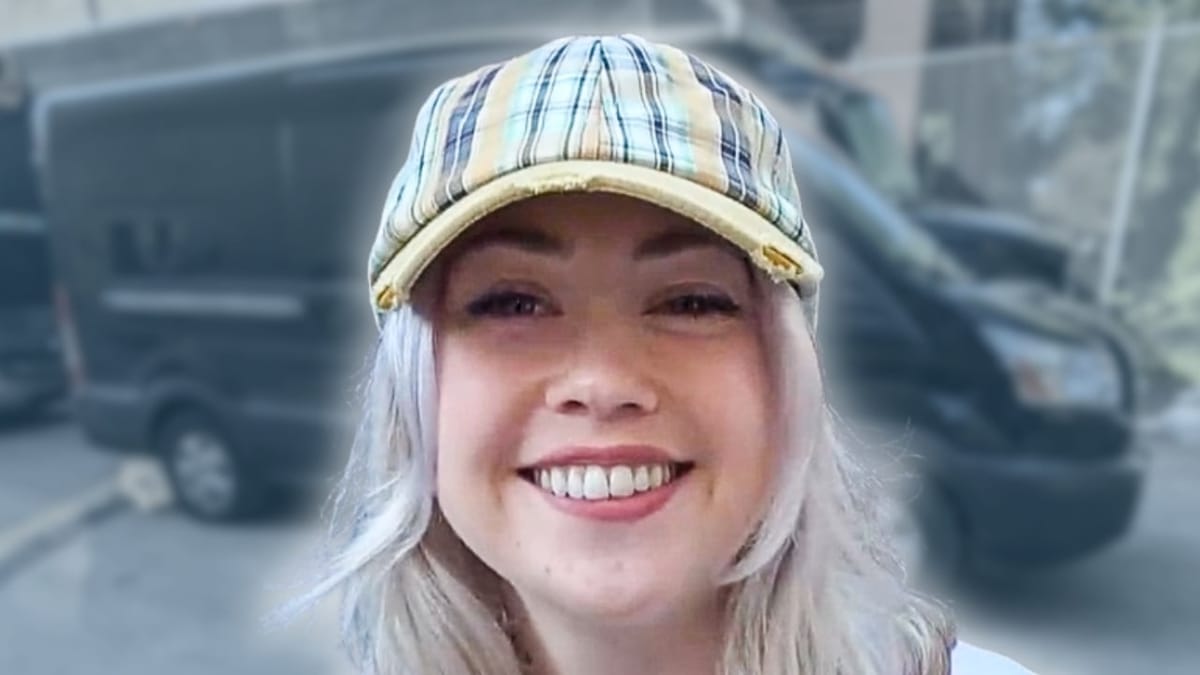 Lauran Hibberd - BUS INVADERS Ep. 1835 [VIDEO]