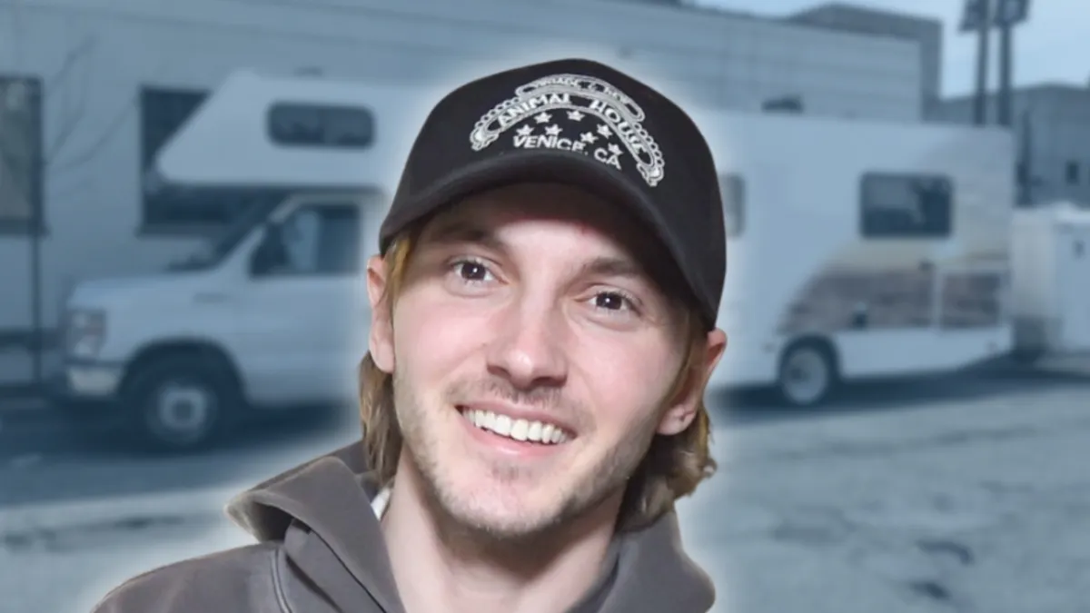 True North - BUS INVADERS Ep. 2072 [VIDEO]