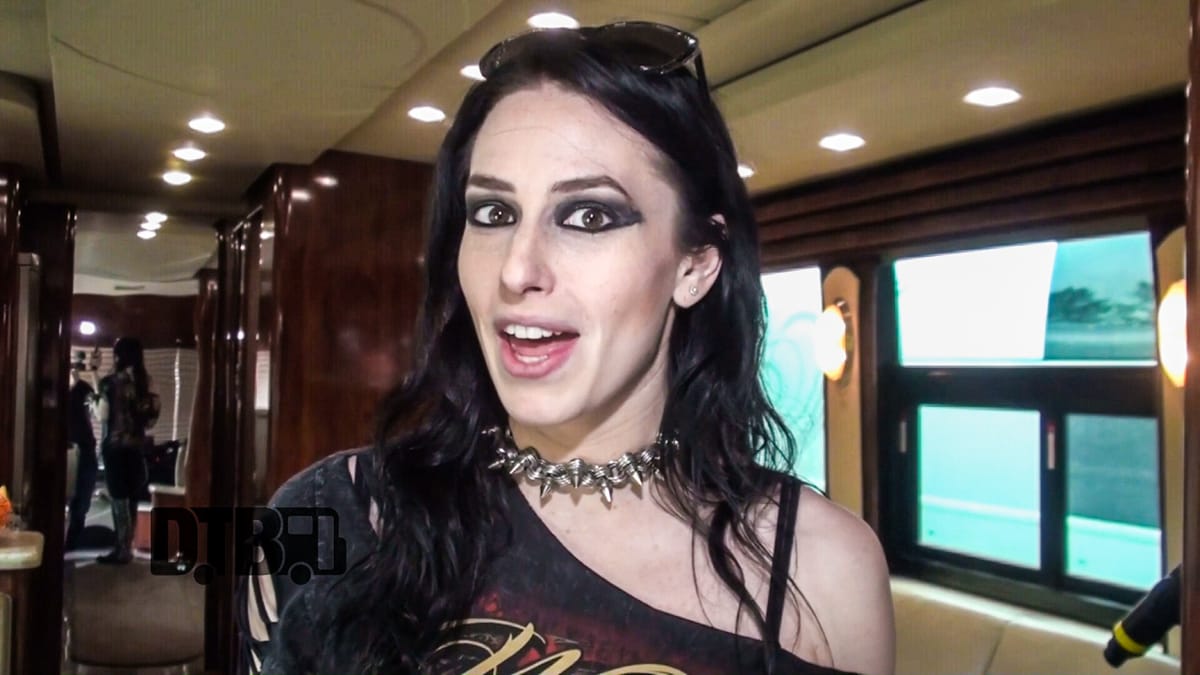 Madame Mayhem – BUS INVADERS Ep. 1030 [VIDEO] – Digital Tour Bus