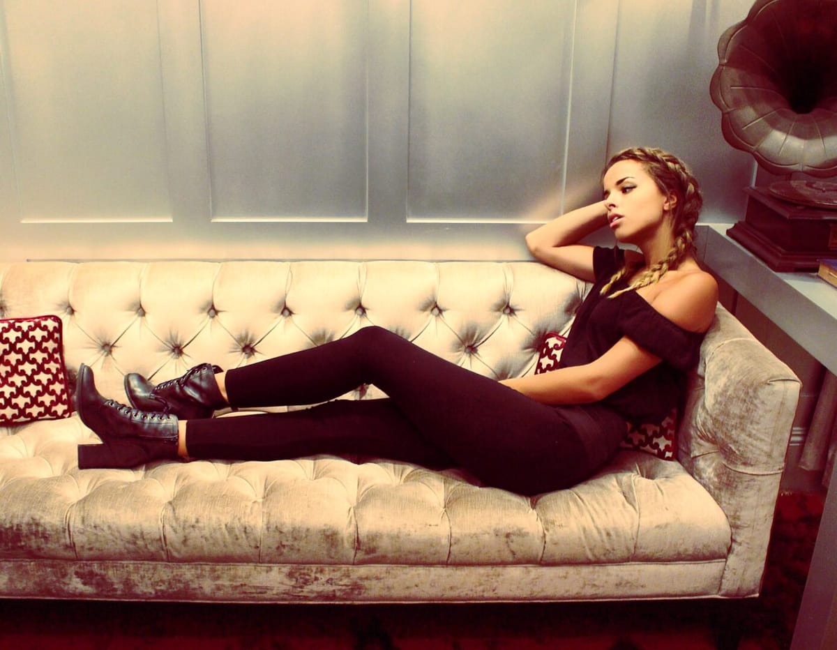 Sara Phillips – DREAM TOUR – Digital Tour Bus