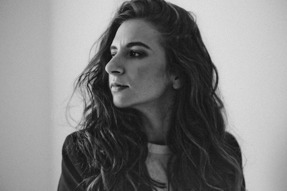 Danielle Deckard – CRAZY TOUR STORIES – Digital Tour Bus