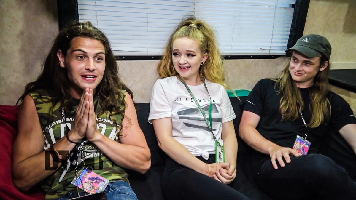 Jule Vera – CRAZY TOUR STORIES Ep. 579 [VIDEO] – Digital Tour Bus