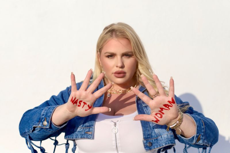 CHEL – FIRST CONCERT EVER – Digital Tour Bus