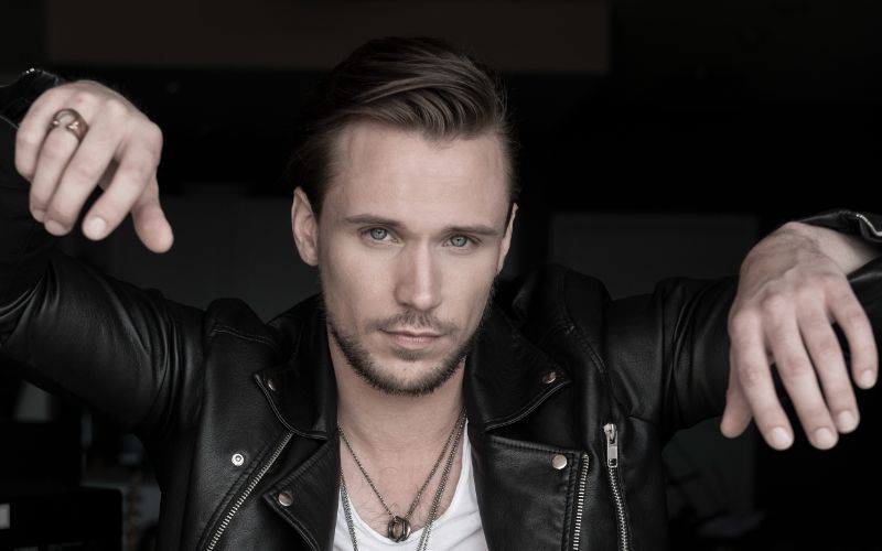 James Alphonse – CRAZY TOUR STORIES – Digital Tour Bus