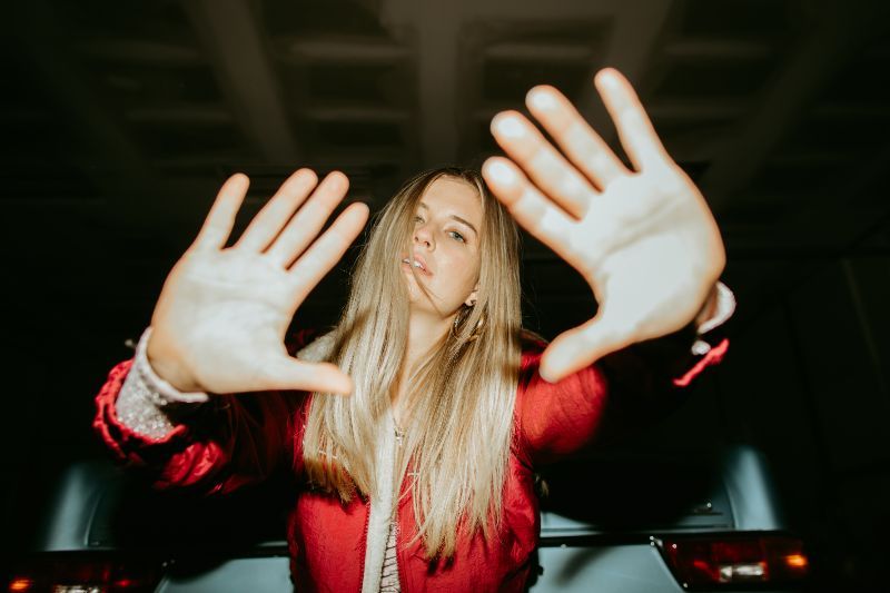 Essy – PRESHOW RITUALS – Digital Tour Bus